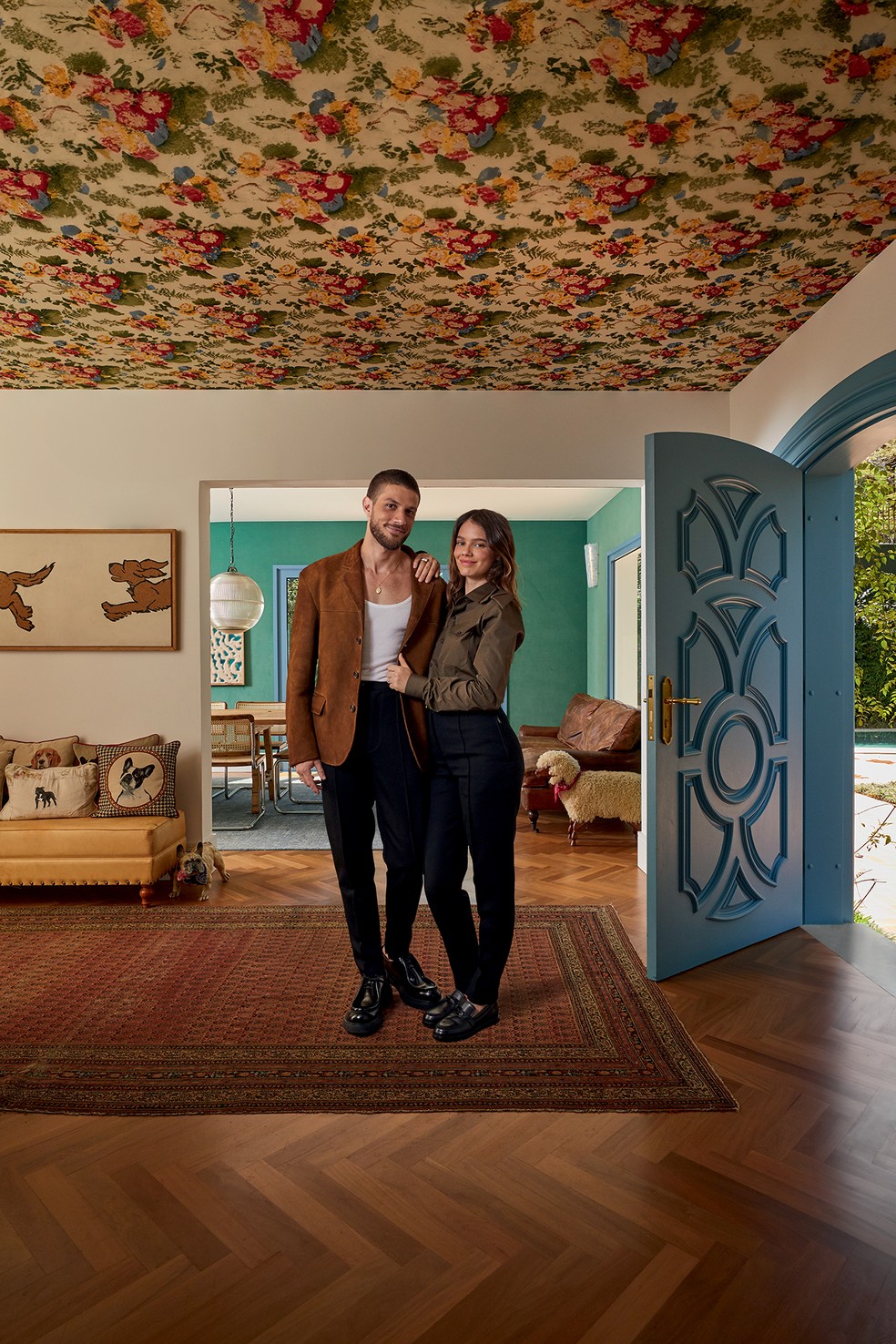 Chay Suede e Laura Neiva abrem casa de 500 m² decorada móveis