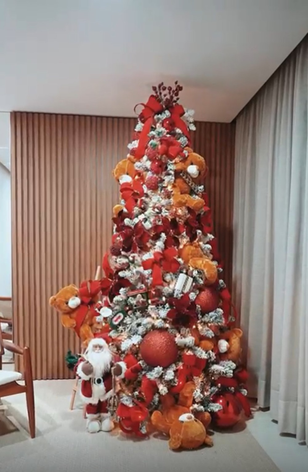 Ex BBB Thaís Braz mostra árvore de Natal de sua casa em Goiás Casas