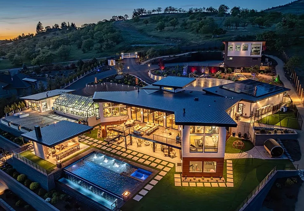 Mansão com 3 cozinhas e 4 quartos pode ser sua por R$ 54 milhões | Casa ...