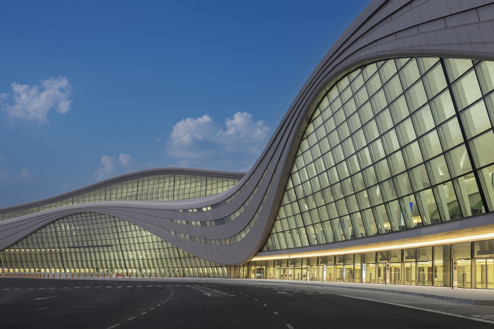 Terminal de aeroporto nos Emirados Árabes tem teto inspirado em dunas