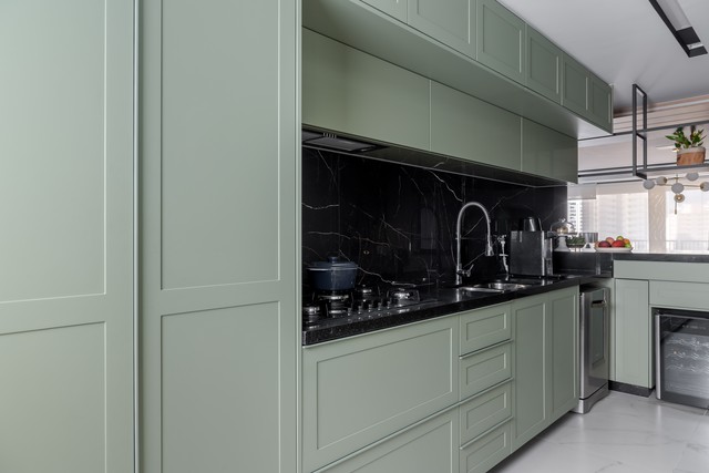 15 projetos com armários coloridos para fugir do tradicional