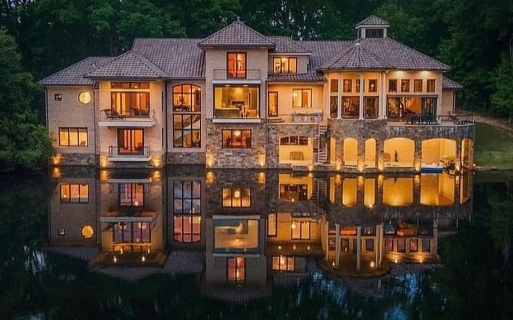 Avaliada em R$ 53 milhões, casa isolada à beira de lago nos EUA tem ...
