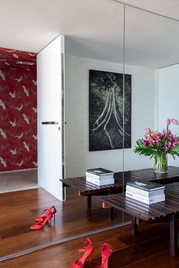 Silvia Braz abre apartamento carioca à beira-mar; assista ao tour