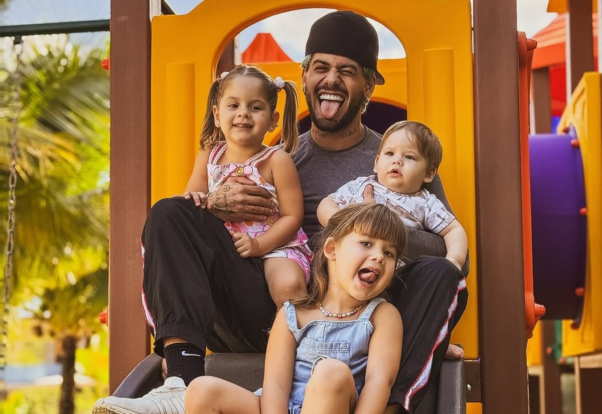 Zé Felipe mostra área externa de nova mansão ao brincar com filhos