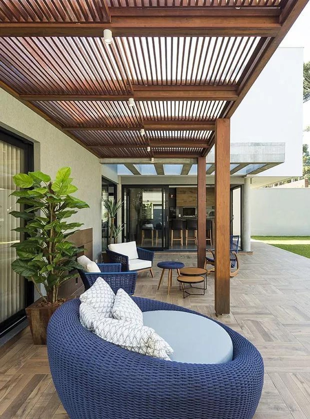 15 projetos que apostam no pergolado para curtir o jardim