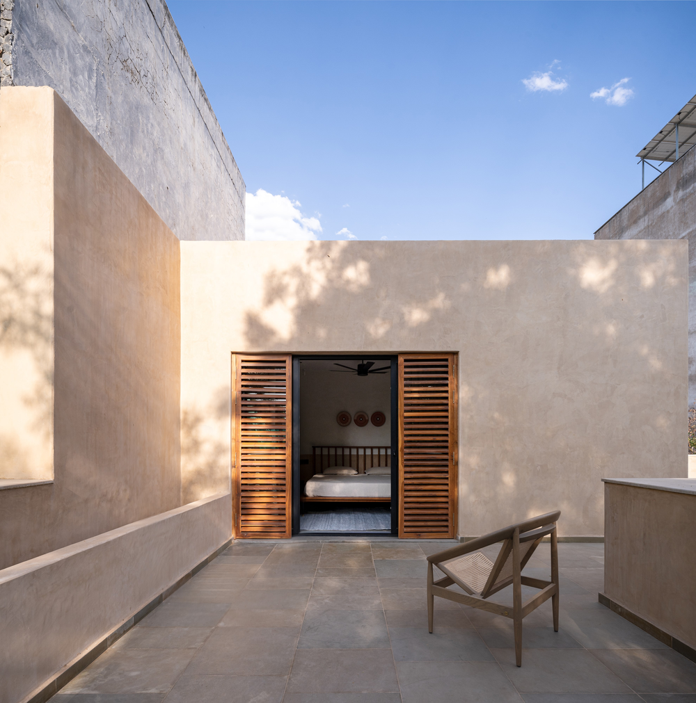 Na Índia, casa une materiais naturais e linhas orgânicas para criar refúgio