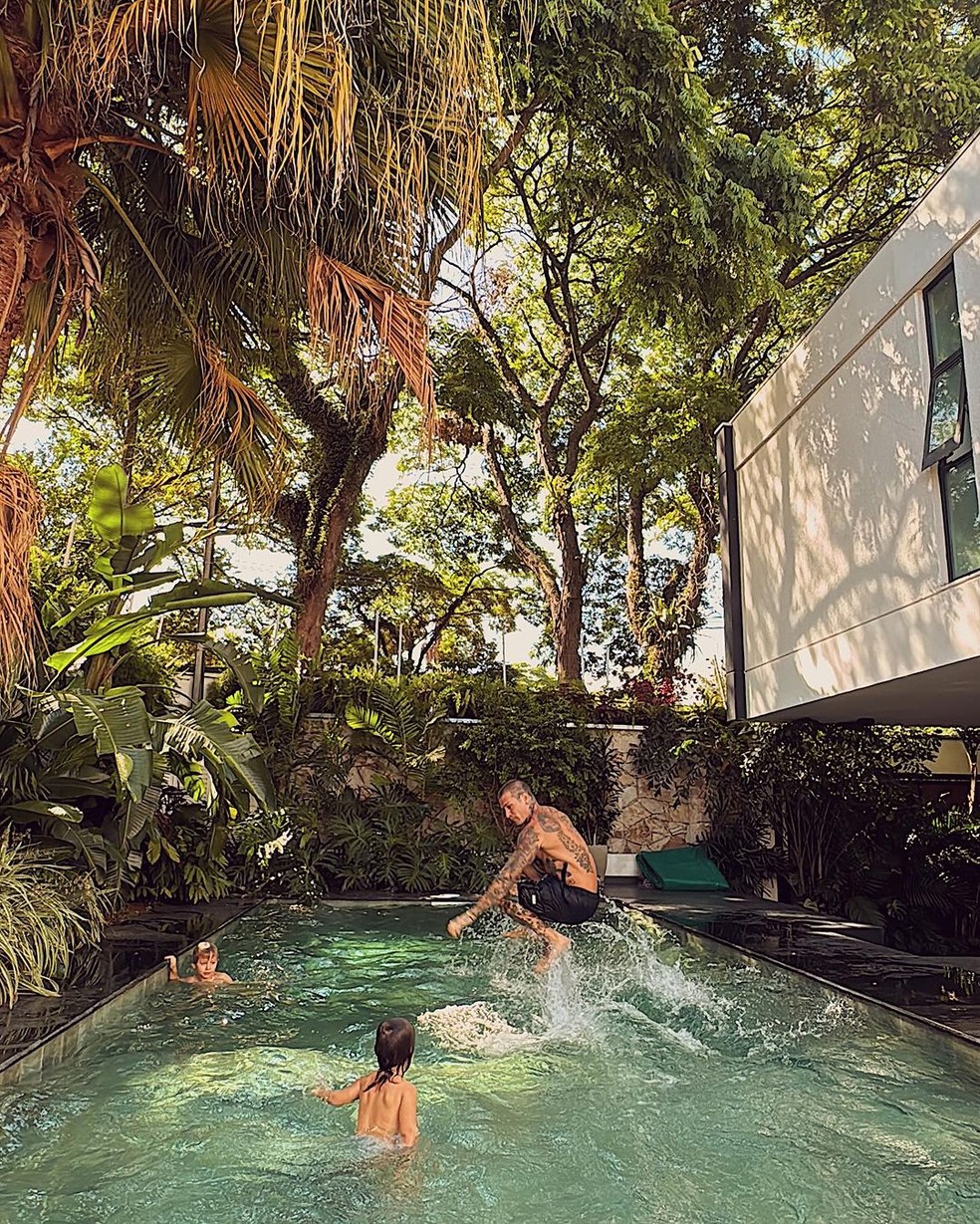 Shantal e Mateus Verdelho mostram diversão dos filhos em piscina de ...