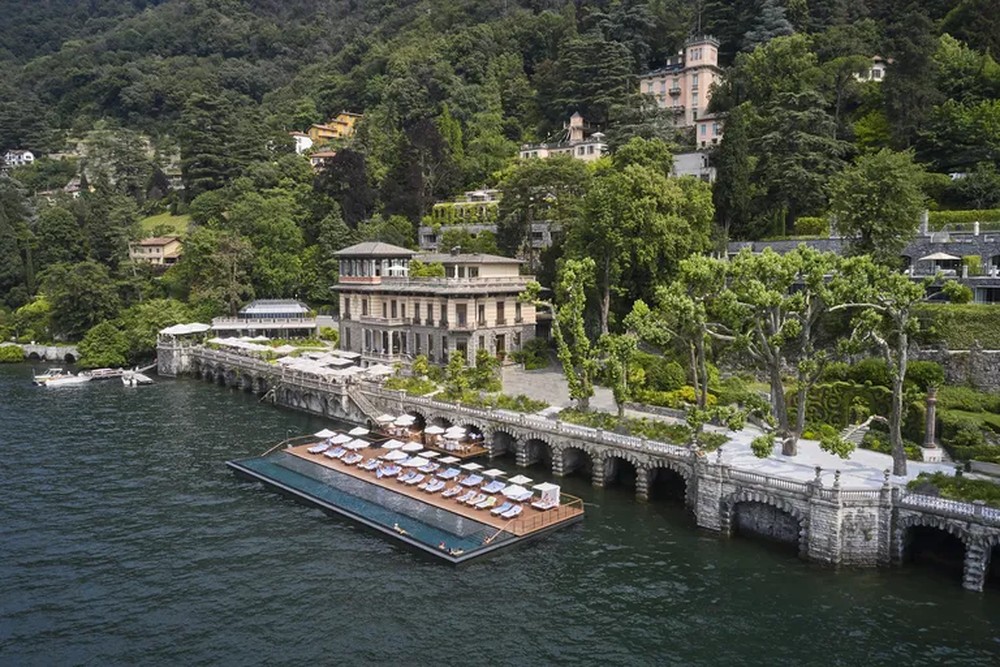 Lago de Como, na Itália, ganha maior piscina infinita flutuante do mundo