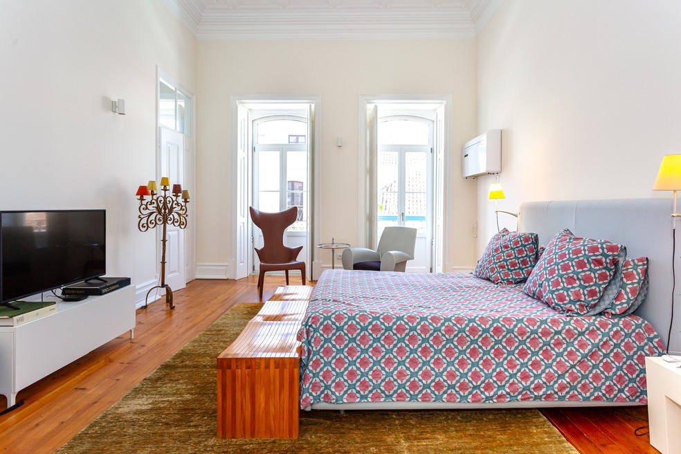 Casa histórica em Portugal tem memórias de viagens e muita cor