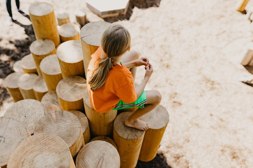 Kengo Kuma cria playground com toras de madeira - e seu design não poderia ser mais interessante