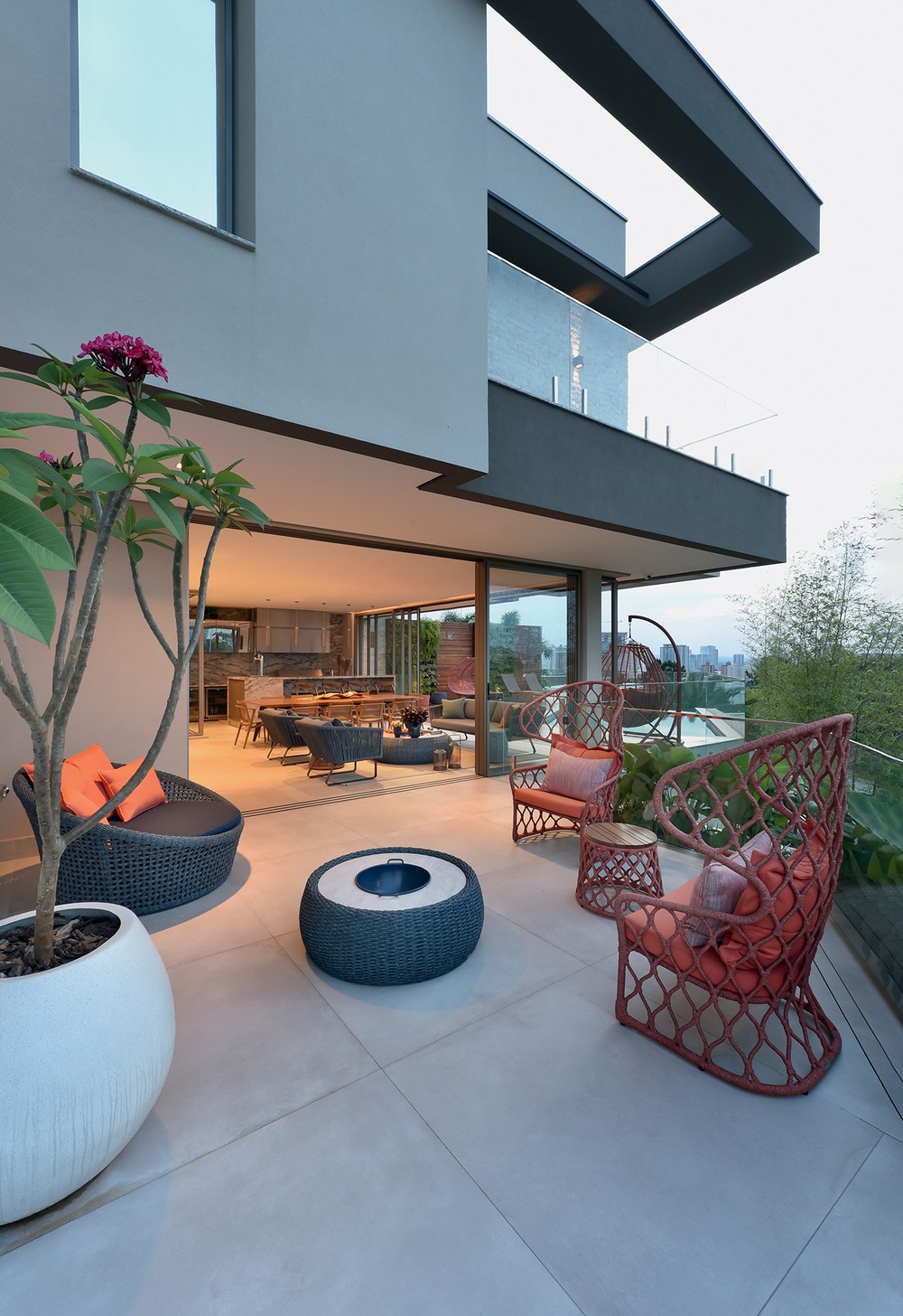 Casa contemporânea mostra como integração é segredo para receber bem