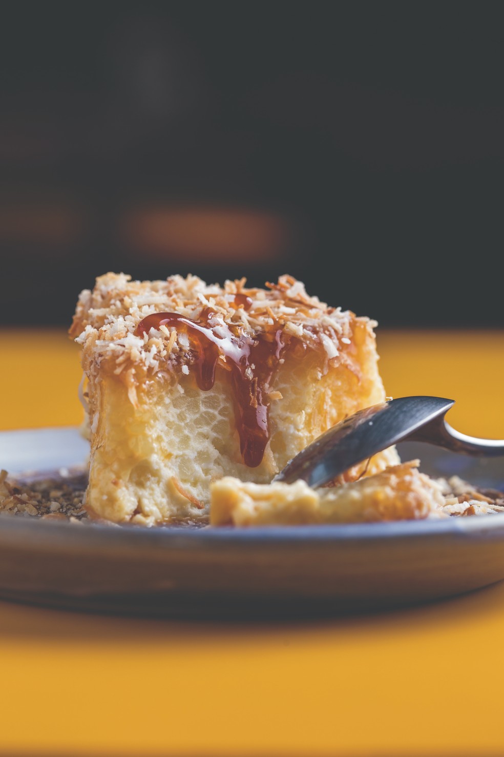Pudim de tapioca leva calda de coco queimado e coco crocante