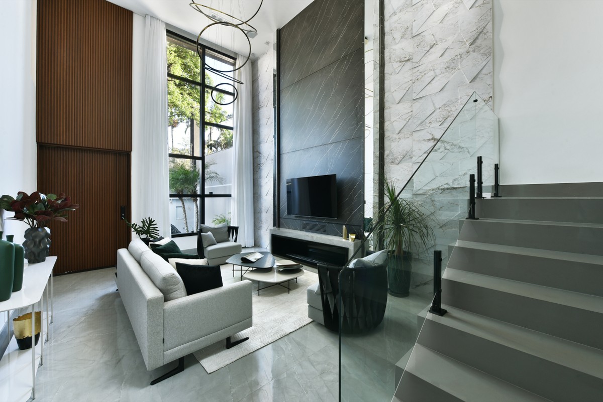 Décor do dia: living em tons neutros com escada de quartzo | Décor do ...