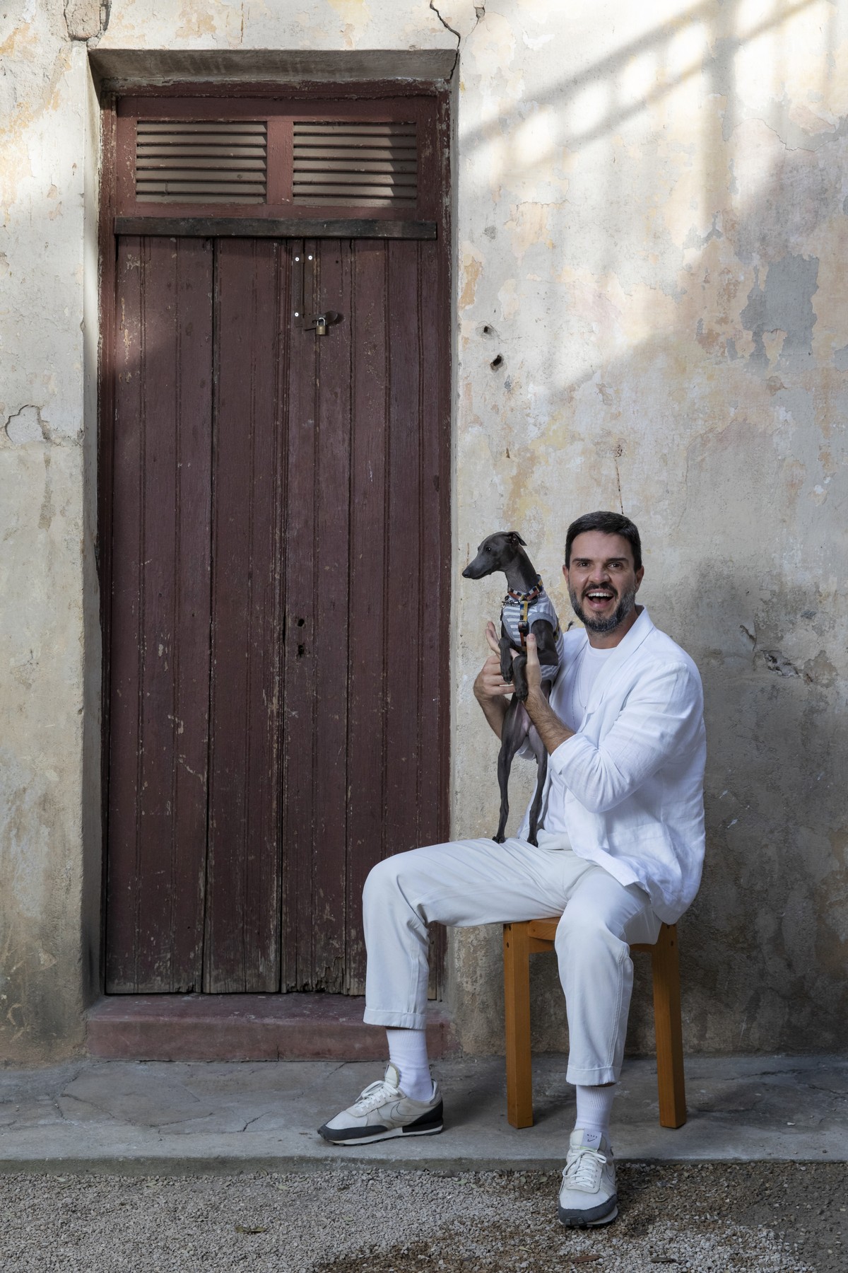 Estúdio Guto Requena comemora 15 anos com exposição em palacete tombado