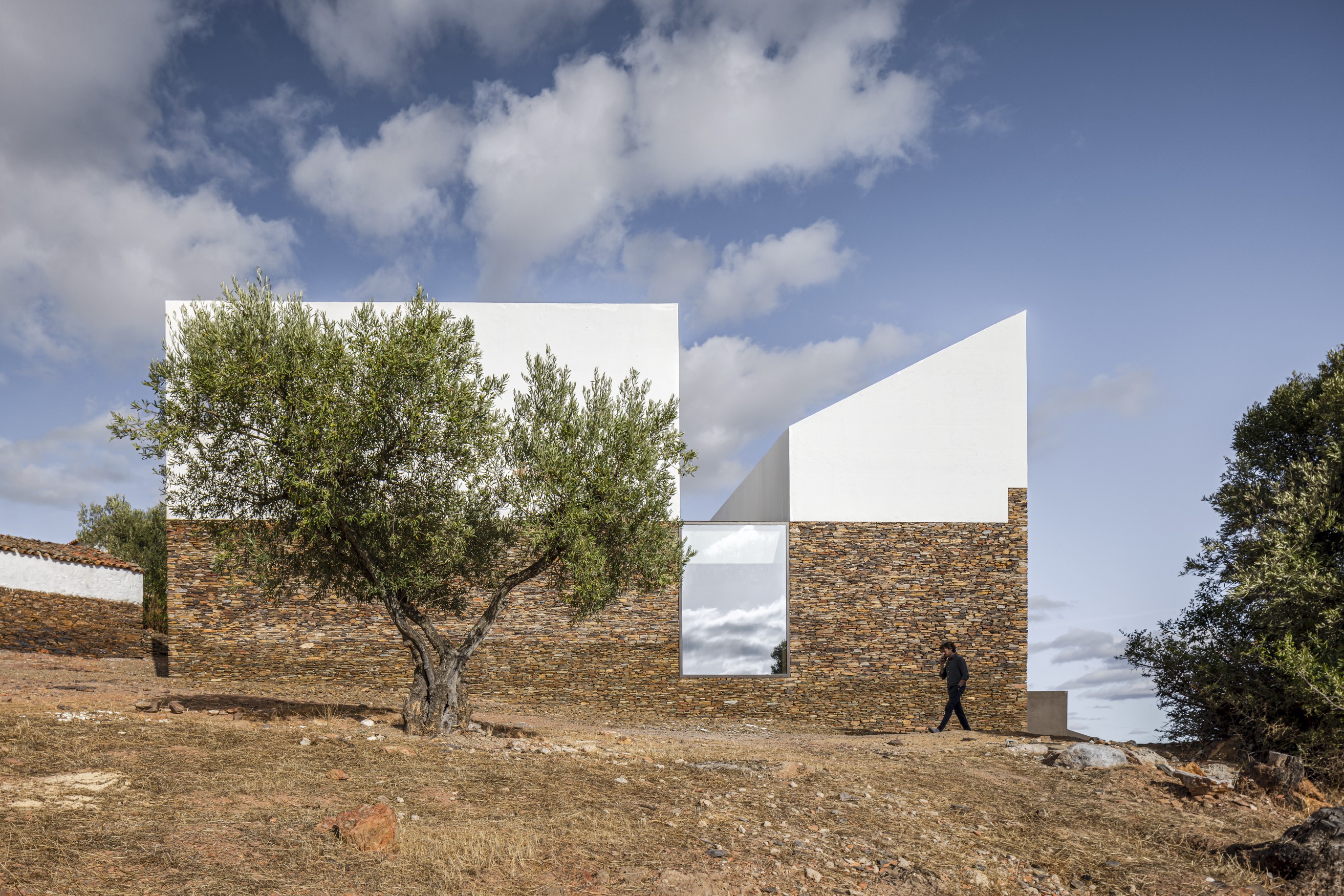 Este cemitério em Portugal tem a arquitetura mais impressionante que ...