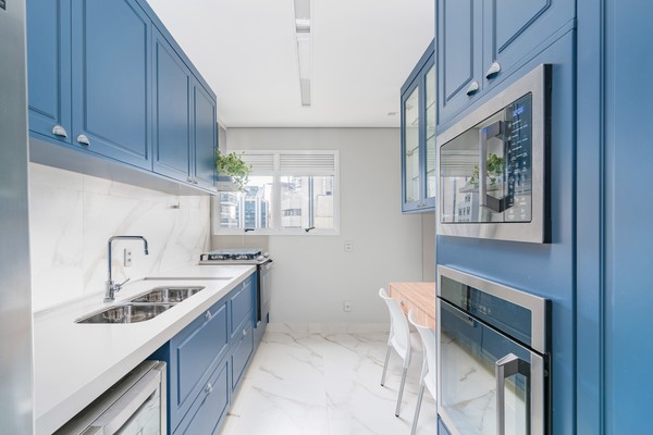 15 projetos com armários coloridos para fugir do tradicional