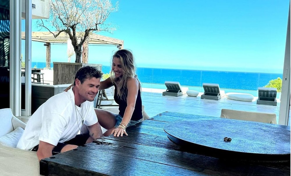 Chris Hemsworth mostra detalhes de mansão com vista para o mar
