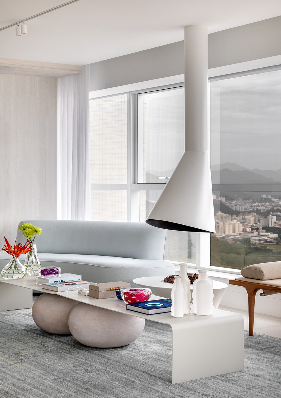 Em Balneário Camboriú, apartamento no 52° andar tem decoração inspirada ...