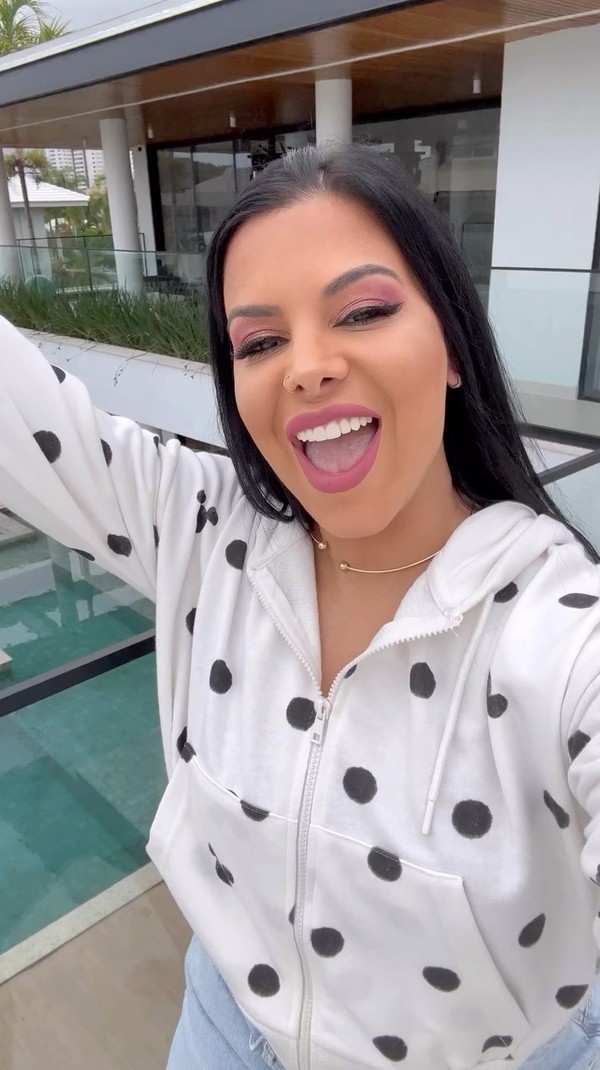 Influenciadora Evelyn Regly mostra nova casa no Rio