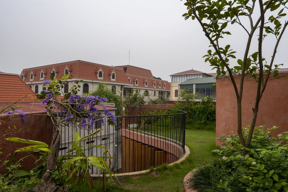 Este corredor estreito no Vietnã esconde uma casa de cair o queixo ...