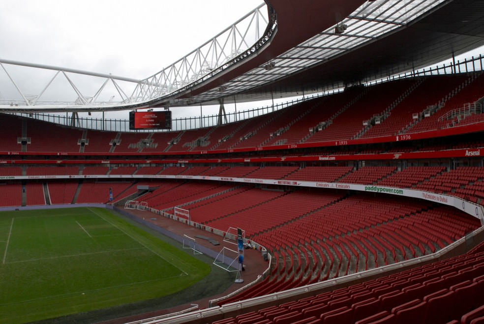 Lívia Andrade vai a jogo da Premier League no Emirates Stadium, em ...
