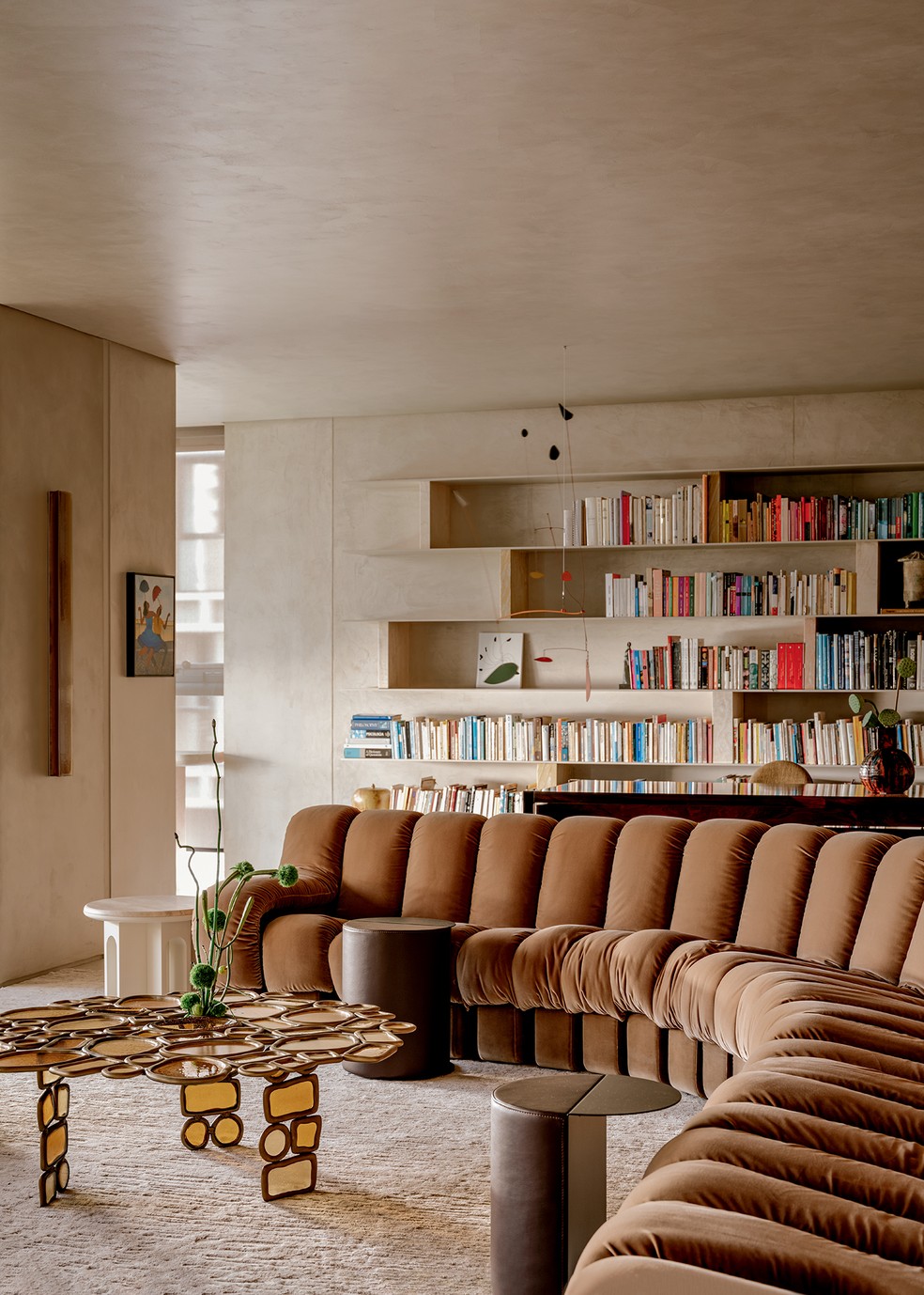 Design como arte: tudo é escultórico em apartamento paulistano