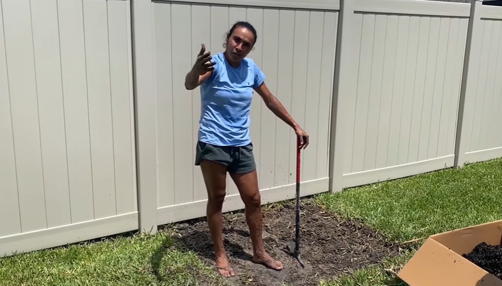 Casa da jogadora Marta na Flórida tem sala de troféus e horta; veja ...