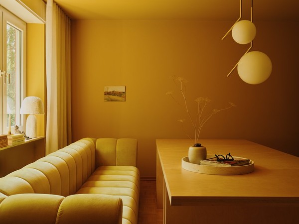 Casa de tijolos alemã dos anos 1960 tem paleta de cores vibrante e ...