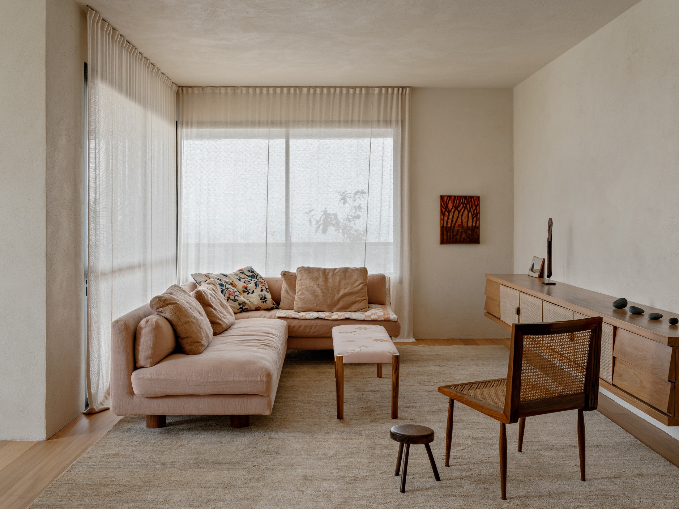 Texturas mil e tons terrosos vestem apartamento minimalista