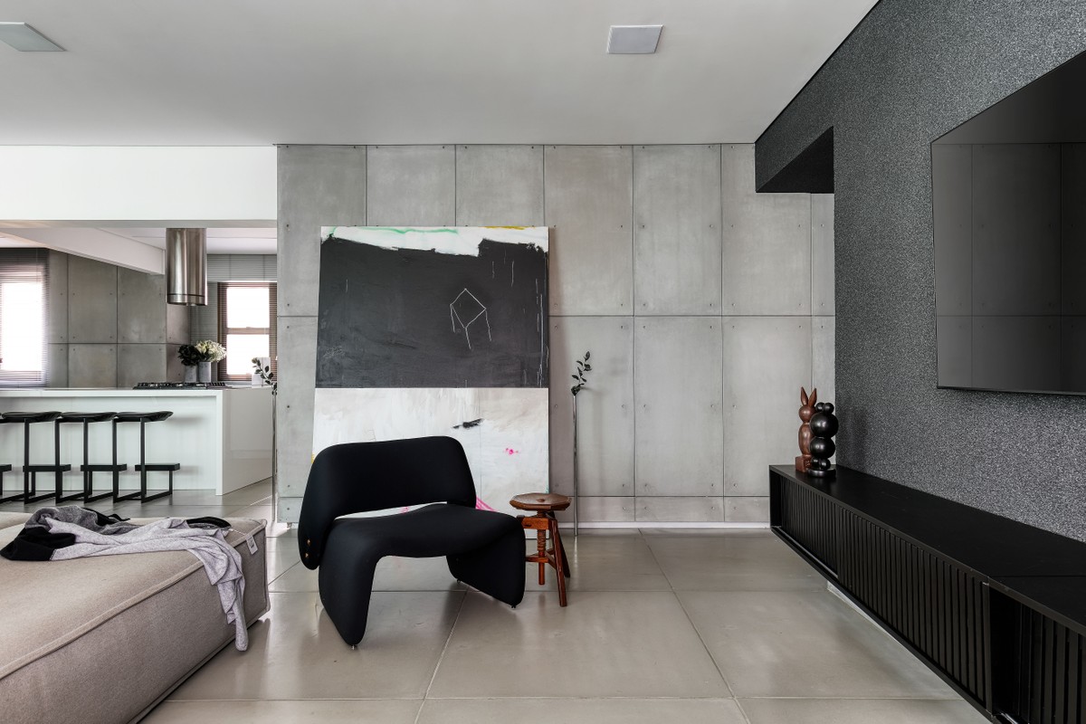 Décor do dia: área social com revestimento em cimento e design brasileiro