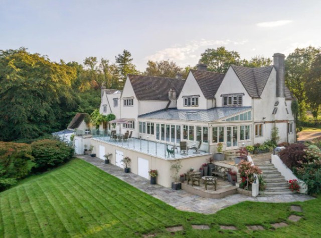 Mansão de Roger Moore, o eterno James Bond, com vista para floresta por ...