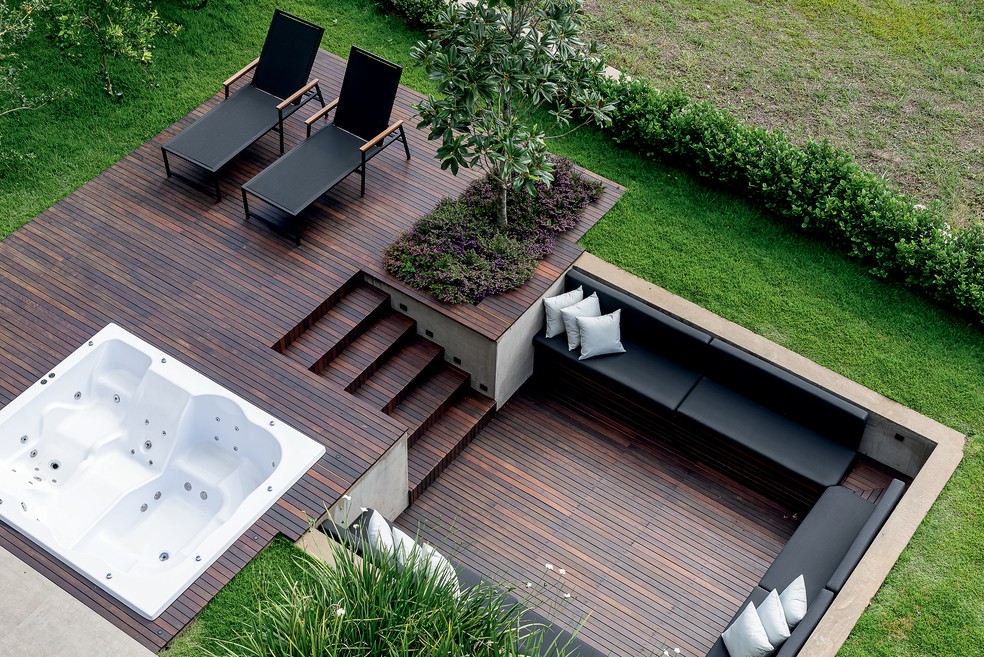 Estética contemporânea guia casa de três andares na serra gaúcha