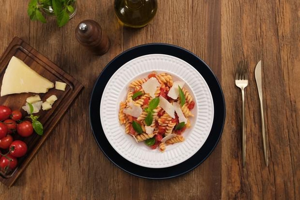 Receita de macarrão ao molho rústico e pecorino fica pronta em 3 passos