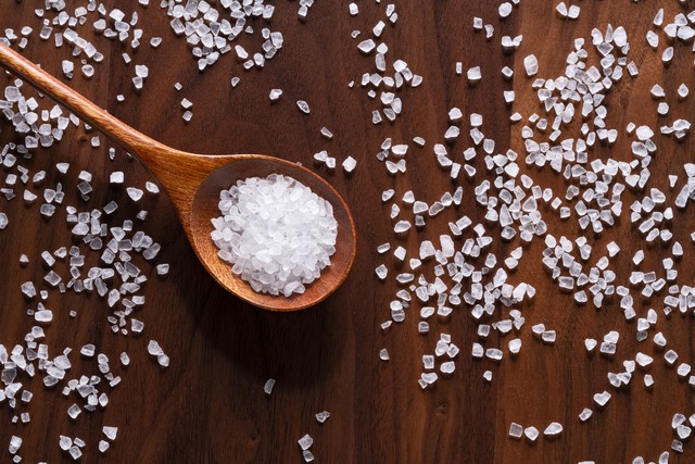 Colocar sal grosso no vaso sanitário é truque para deixá-lo sempre ...