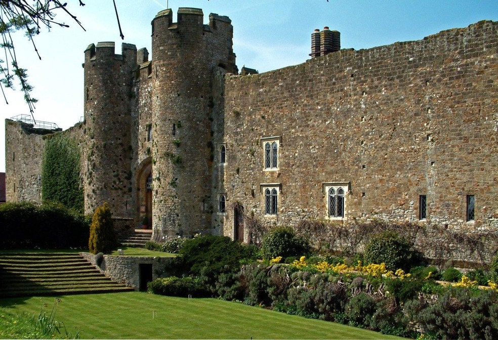 9 castelos pelo mundo que viram cenário para casamentos de contos de fada