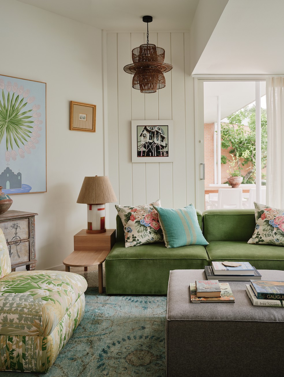 Casa modernista renovada tem animal print, mármore rosa e papel de ...