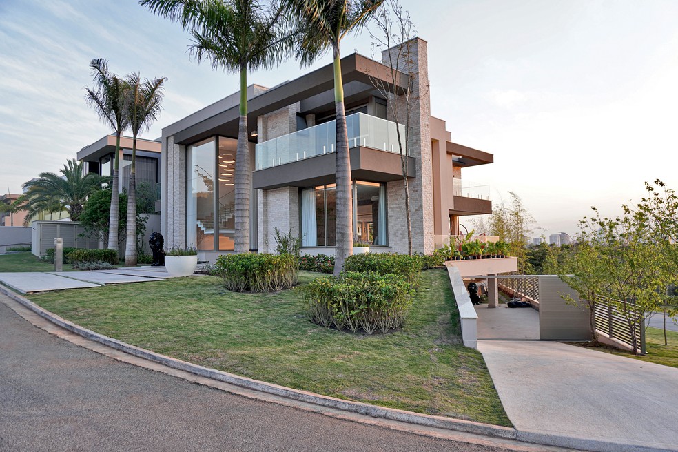 Casa contemporânea mostra como integração é segredo para receber bem