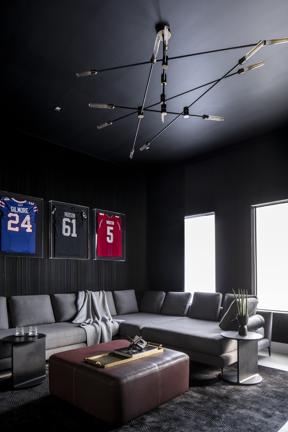 Na Flórida, casa de 418 m² exibe décor sóbrio em tons escuros