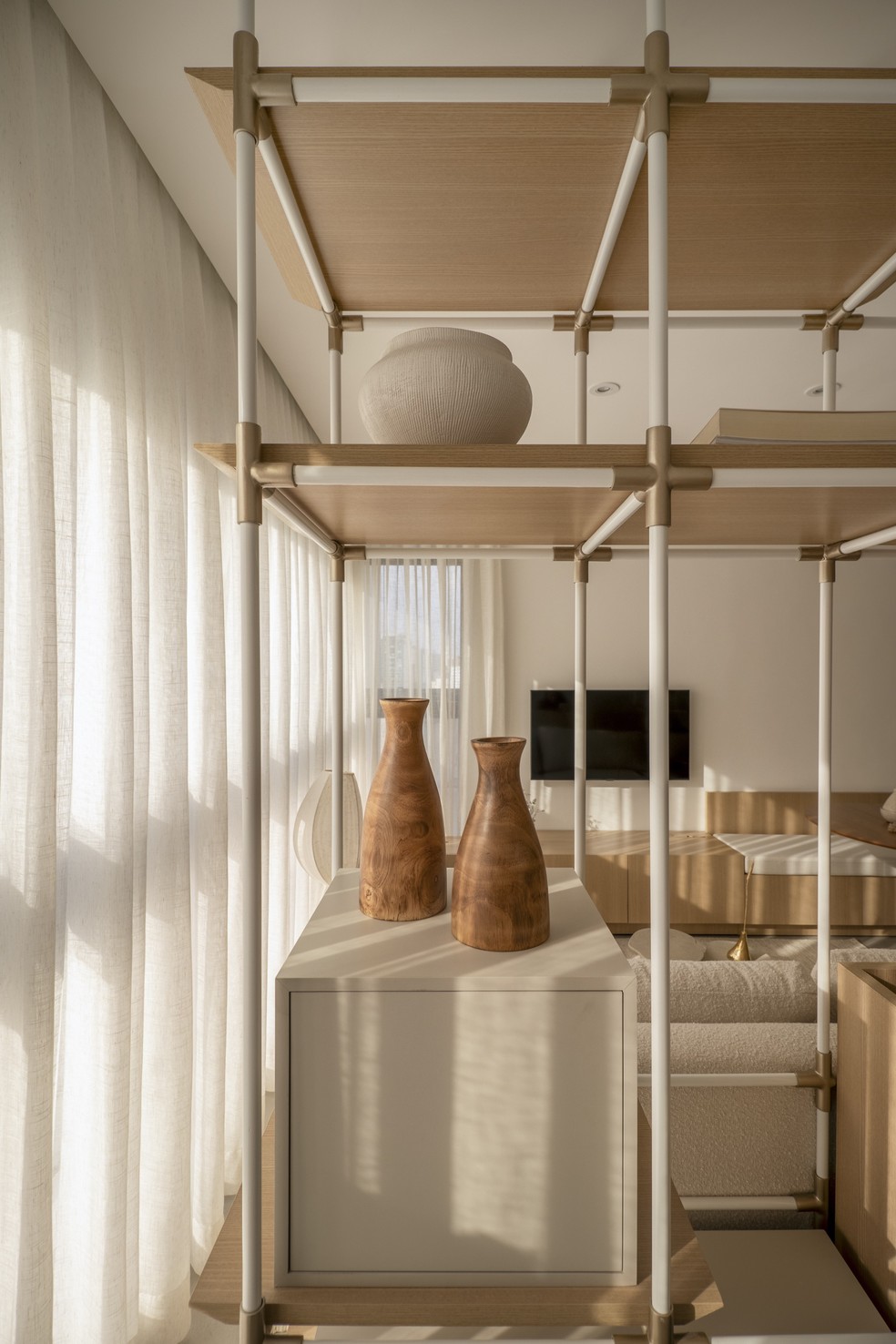 Apartamento de 45 m² une praticidade e conforto com decoração minimalista