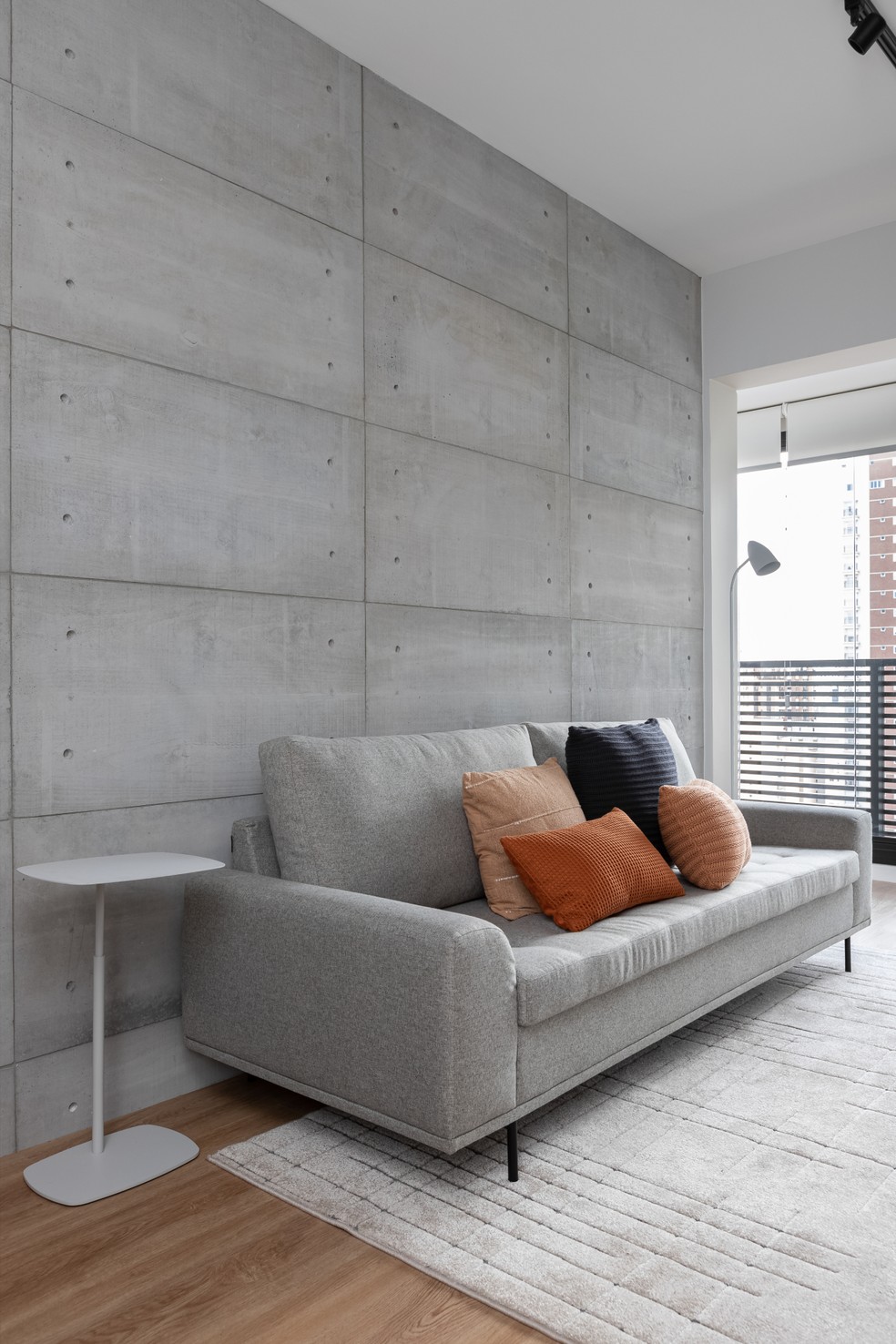 Décor do dia: sala com parede de cimento integrada à varanda