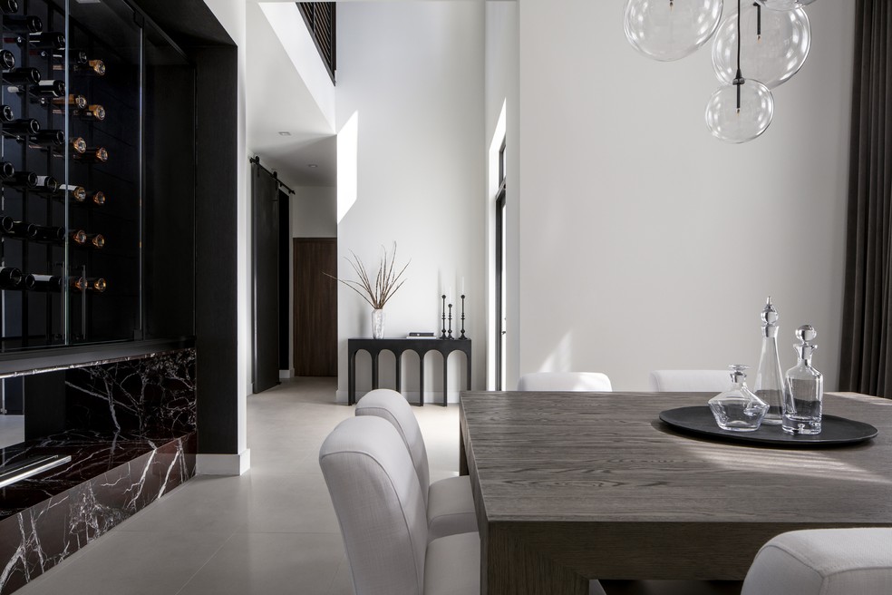 Na Flórida, casa de 418 m² exibe décor sóbrio em tons escuros