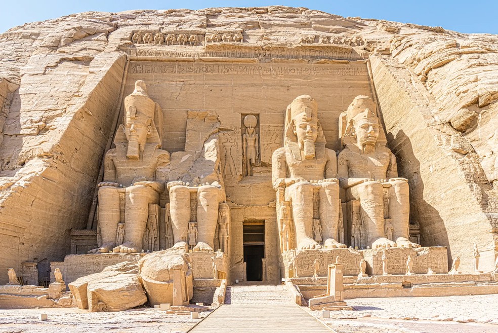 9 edifícios fascinantes esculpidos em montanhas, pedras e colinas