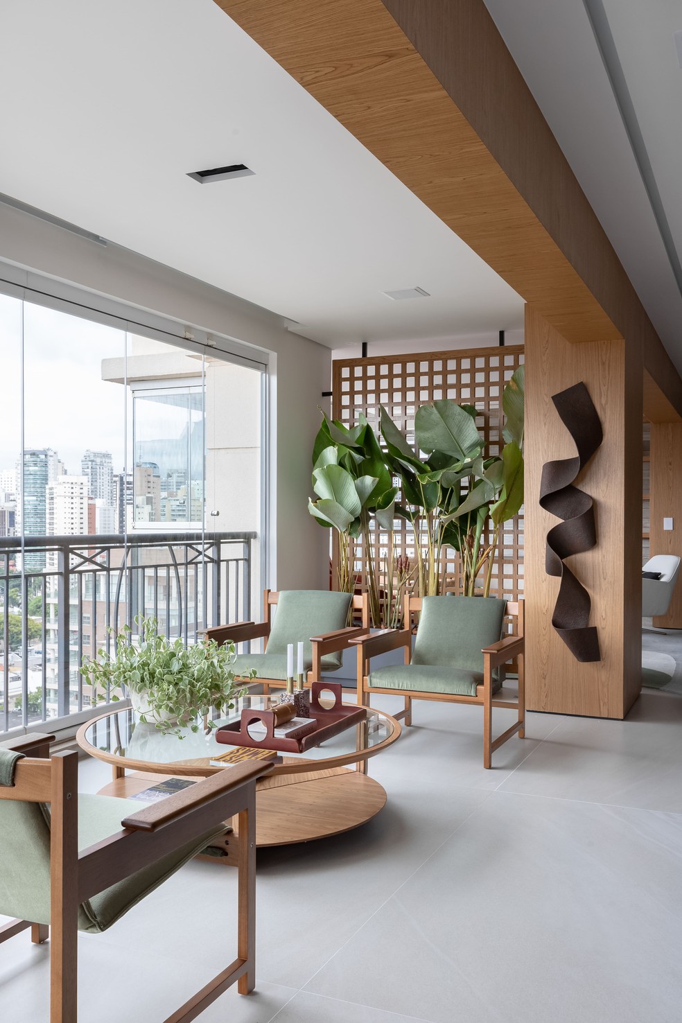 14 varandas de madeira perfeitas para reunir a família e amigos