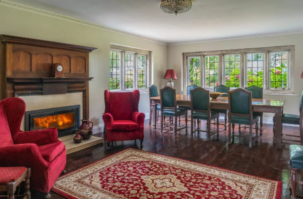 Mansão de Roger Moore, o eterno James Bond, com vista para floresta por ...