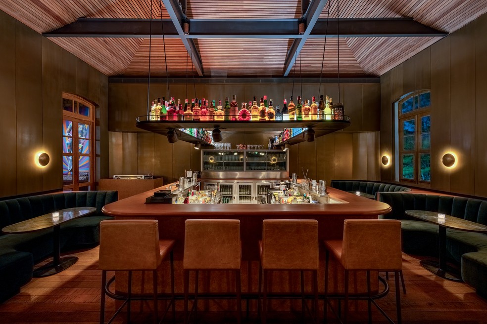 Com atmosfera nostálgica, restaurante transforma edifício histórico no ...