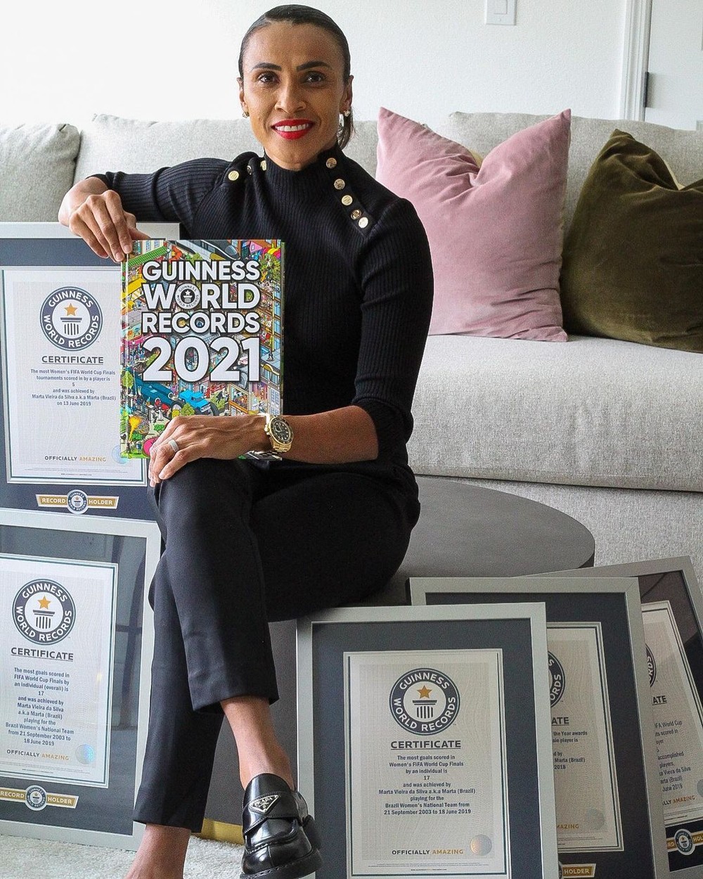 Casa da jogadora Marta na Flórida tem sala de troféus e horta; veja ...