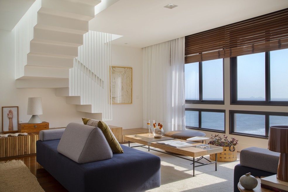 Décor do dia: sala de estar com escada atirantada