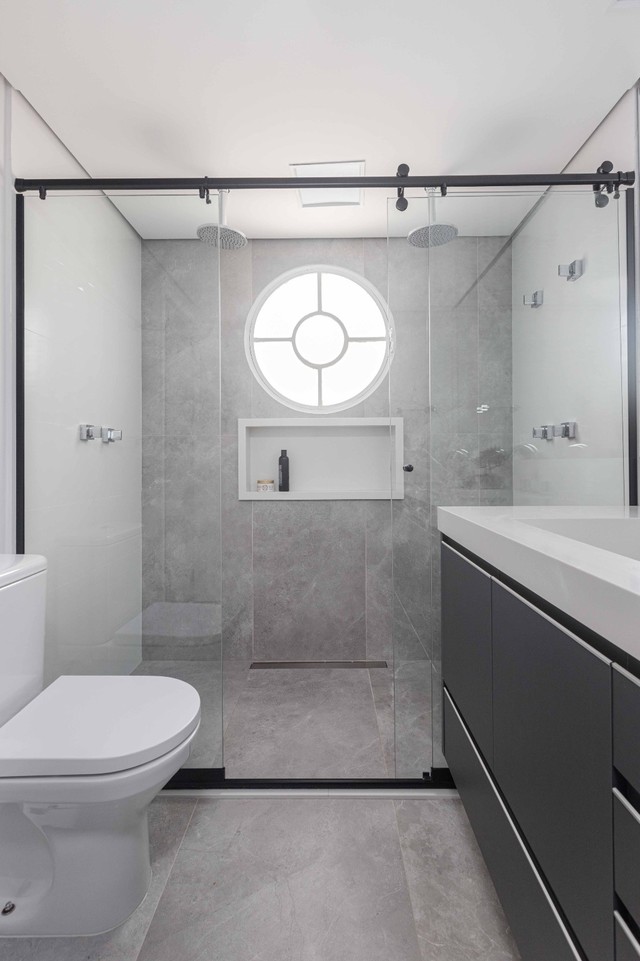 Banheiro com nicho embutido: 10 ideias de decoração e dicas de como usar