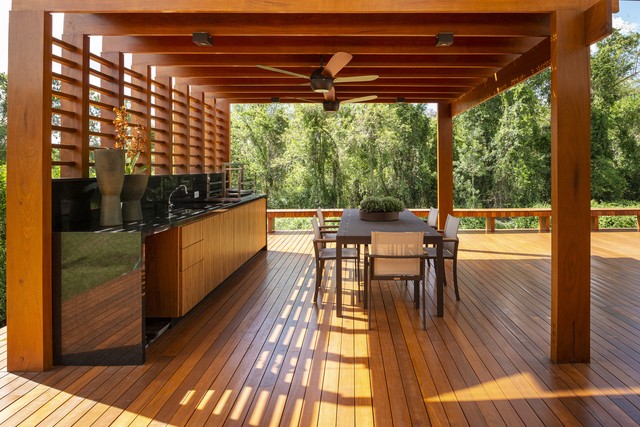 14 varandas de madeira perfeitas para reunir a família e amigos