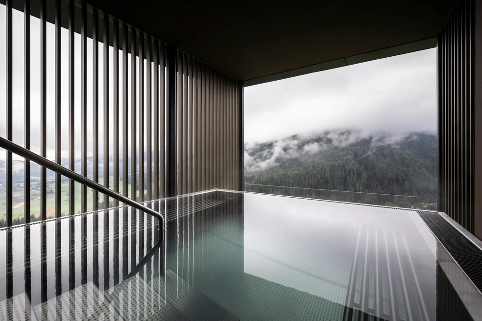 Spa invertido tem vista impressionante e desafia a gravidade